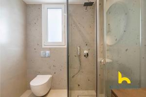 Family Haven with Acropolis View & Sunset Terrace!, Athens (updated ...