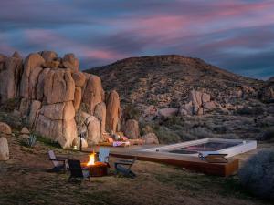 Swim Rock House with Pool & Spa Carved in Massive Boulders، يوككا فالي ...