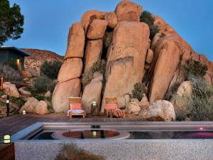 Swim Rock House with Pool & Spa Carved in Massive Boulders، يوككا فالي ...