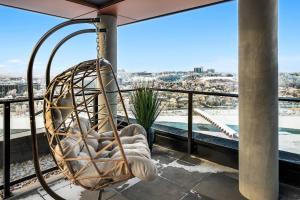 Dt Spacious and Vibrant | Kng Bed| Outdoor patio, Calgary (tarifs ...