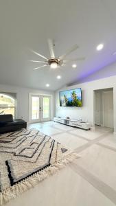 Beautiful Modern House with Private Saltwater pool, Venice की (2026 के ...