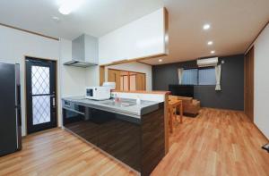 7-Min Tengachaya Luxury Home w Garden, 2-Car parking, Osaka (preus ...