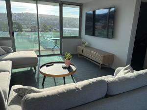 Sebel Top Floor Apartment - 5 minute walk to Foo Fighters Concert ...