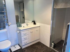 Sebel Top Floor Apartment - 5 minute walk to Foo Fighters Concert ...