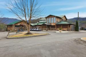 The WoodView Hideaway Hot Tub Game Room MORE, Lawson Crossroad ...