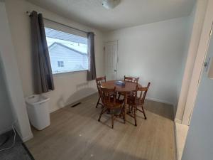 Cozy West Edmonton Home Near Jasper Park & shops، إيدمونتون (أسعار ...