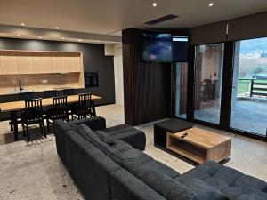 Under the rocks luxury, Kalabaka (preços atualizados para 2026)