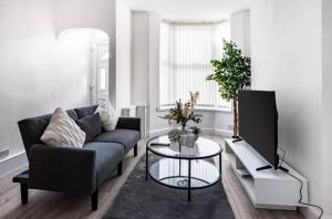 Modern 2 Bed Contractor House, Birkenhead, Near Liverpool، بيركينهيد ...