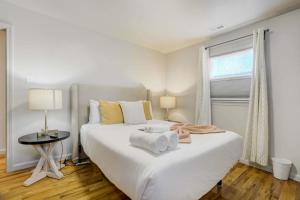 Old Broadmoor retreat deck fire pit grill near zoo, Stratton Meadows ...