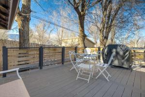 Old Broadmoor retreat deck fire pit grill near zoo, Stratton Meadows ...