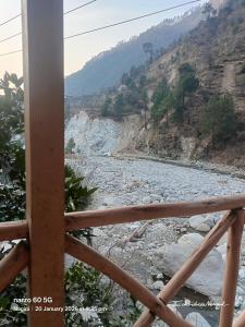Red alphine river hotel, Jibhi (tarifs actualisés pour 2026)