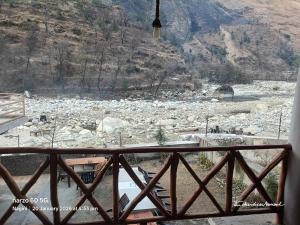 Red alphine river hotel, Jibhi (tarifs actualisés pour 2026)