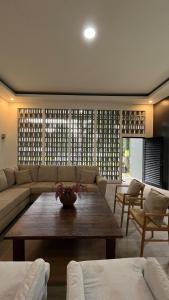 Lake Cottage Cozy Stay in Sentul City, Babakan Madang (preços ...