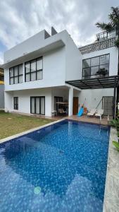 Lake Cottage Cozy Stay in Sentul City, Babakan Madang (preços ...