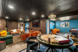 Epic Family Home: Mini-Golf, Sauna, Hot Tub, Games, Stratton Meadows ...