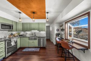 Epic Family Home: Mini-Golf, Sauna, Hot Tub, Games, Stratton Meadows ...