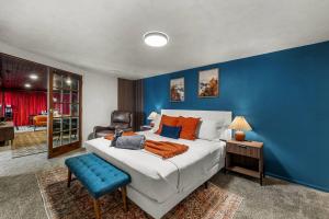 Epic Family Home: Mini-Golf, Sauna, Hot Tub, Games, Stratton Meadows ...