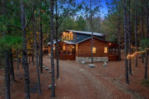 New! HIGH LUXE Mini Golf, Heated Pool, Hot Tub, Broken Bow (tarifs ...