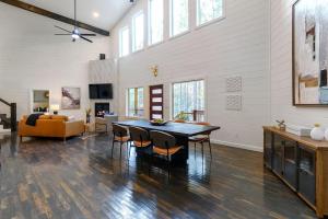 New! HIGH LUXE Mini Golf, Heated Pool, Hot Tub, Broken Bow (tarifs ...