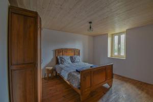 maison de village, Saint-Même-les-Carrières (tarifs actualisés, 2026)