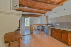 maison de village, Saint-Même-les-Carrières (tarifs actualisés, 2026)