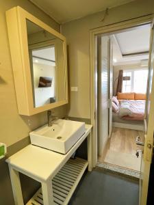 Migo Train View-500 meters to the Old Quarter, Hanoj (aktualizované ...