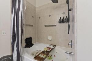 Luxury 1BR Resort Stay with WiFi, Pool, and Desk near Med Center and ...