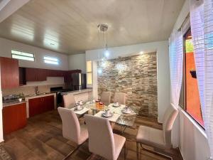 Beautiful and Remodeled House Metropolis S Gabriel, Nejapa (обновени ...