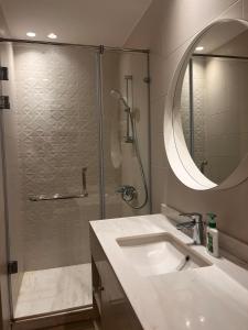 Retro style colorful apartment, Sheikh Zayed (tarifs actualisés, 2026)