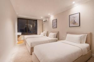Cairo Homes Luxury 4BR Apartment with Balcony & Nile View Maadi, Κάιρο ...