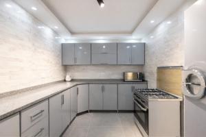 Cairo Homes Luxury 4BR Apartment with Balcony & Nile View Maadi, Kairo ...