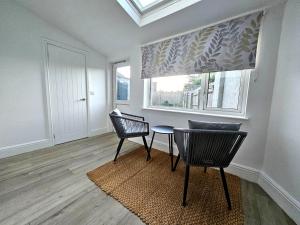 Bristol Airport, 5 Bed House, 5 Bathrooms, WiFi, Ample Parking, Redhill ...