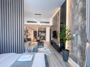 Marina Elegance, Walk to JBR Beach and Ain Dubai w Stunning Canal View ...