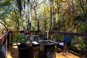 Luxury Woodland Treehouse with Fire Pit & Mountain Views Near Highlands ...