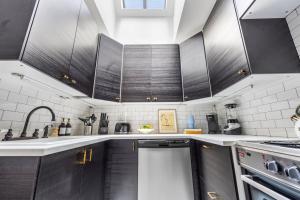 The West Village Penthouse Huge Windows Desk Skylights Cobblestone ...