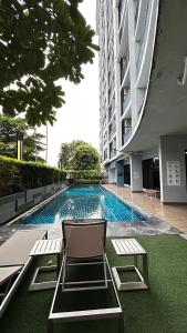 Stylish Phuket Old Town Condo Pool Gym Walk to All, Ban Lo Long (preços ...