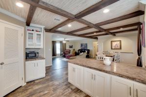 Steps to WES Arena: Pet-Friendly Cabin w/ Deck!, Blue Ridge (prezzi ...