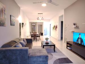 Maison Inn - Affordable Sleeps 6 to 13 near Tebrau AEON & Toppen, Johor ...