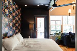 Deerfoot Inn - Creekside Compound with Hot Tub & Steam Room, Shandaken ...