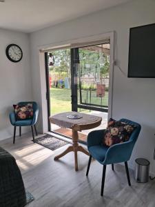 Private Studio providing a comfortable space, Paraparaumu (preços ...