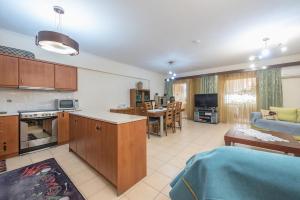 Athenian Harmony - Spacious Apt near Metro, Афіни (оновлені ціни на ...