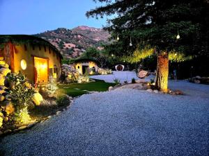 Hobbit Haven at Magical Sequoia Shire - Riverfront, Three Rivers (harga ...