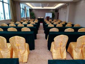 Vienna Hotel Shenzhen Longgang Xinsheng Metro Station, Longgang ...