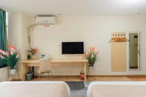 7 Days Inn Guangzhou High-Speed South Railway Station Huijiang Metro ...