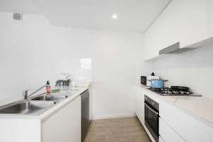 Chic One-Bedroom Hideaway with Free Parking&Wi-Fi, Warwick Farm ...