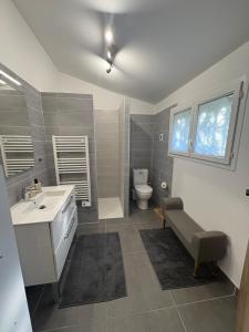Small cozy house and private Jacuzzi in Provence, Connaux (precios ...
