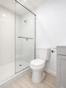 Cozy Ground Floor 101 Room with shared washroom, Richmond (precios ...