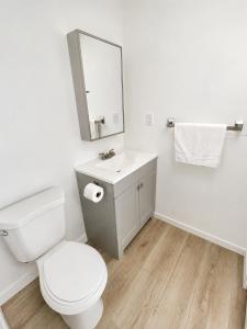 Cozy Ground Floor 101 Room with shared washroom, Richmond (precios ...