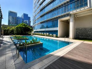 City View Corner Suite in Uptown BGC, Resort Style, Fast WIFI, Walk to ...