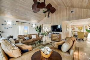 Sublimely private luxury home with enveloping oceanfront views near Key ...